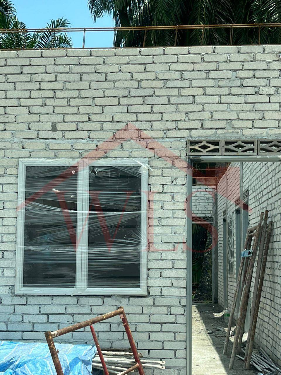 2 IN 1 CASEMENT WINDOW TOILET C/W GRILLE WX1 22" X 22"( PAINT WHITE )